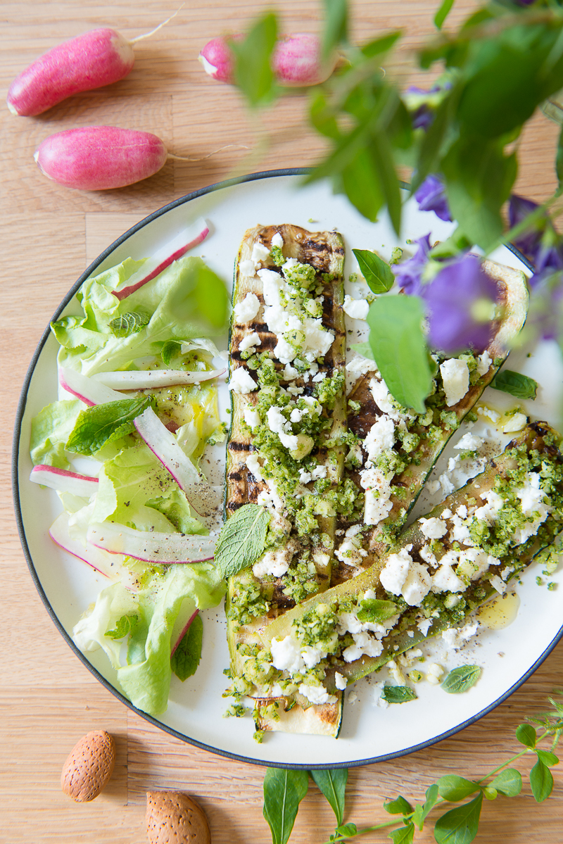 Courgettes Grillées aux Amandes et à la Feta • Safrangourmand.fr